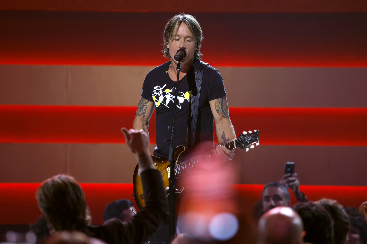 Keith Urban Performs at CMA Awards After Nicole Kidman Split