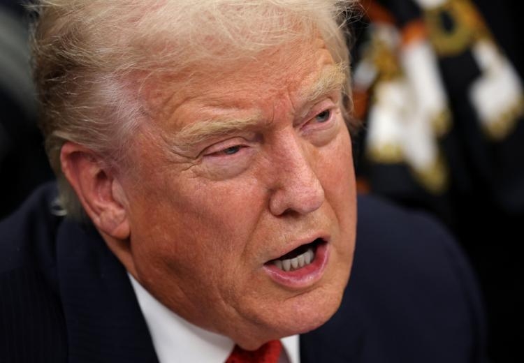 Donald Trump signe la loi pour rendre le dossier Epstein public