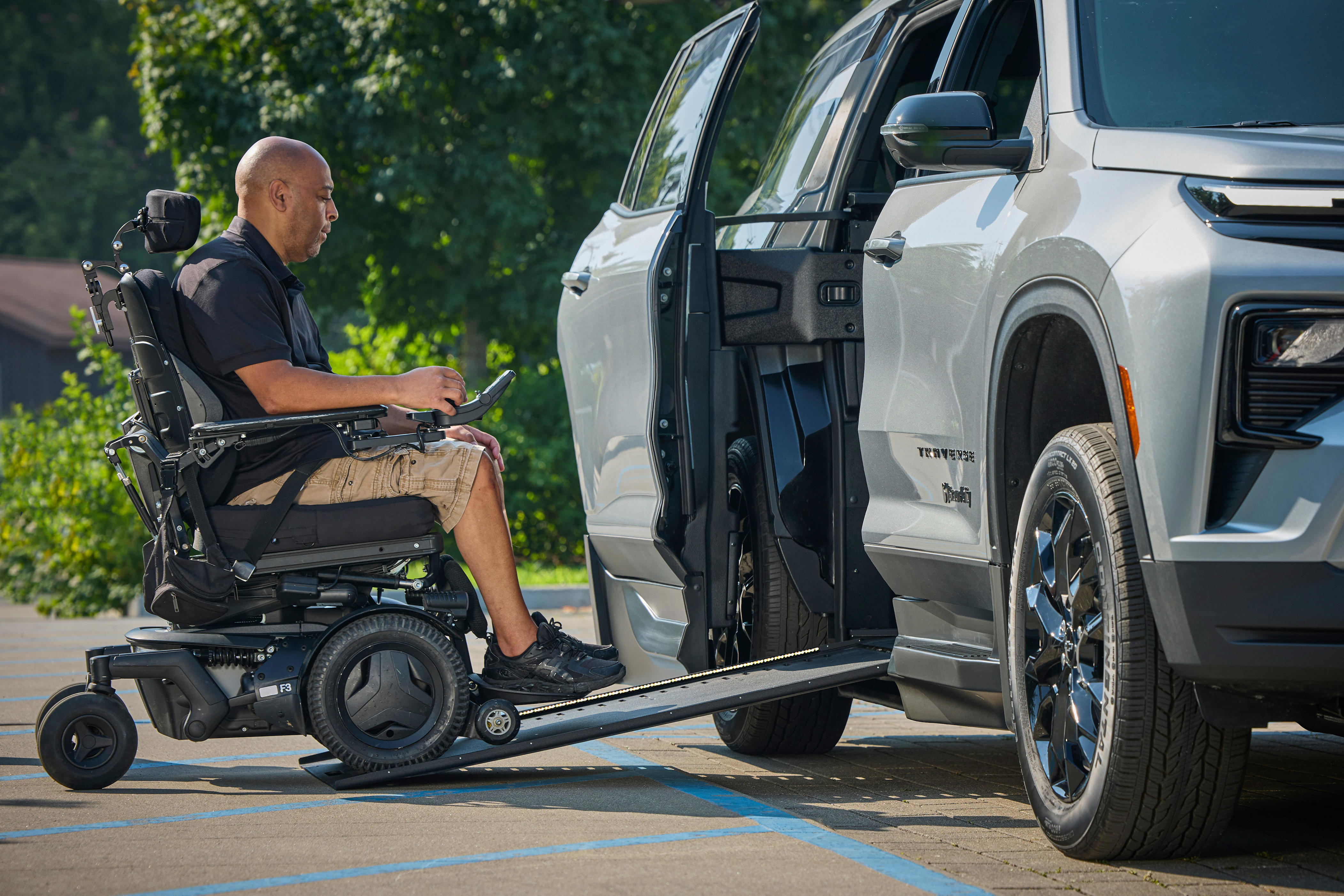Why Ella Langley presented a Chevrolet Traverse SUV at the CMA Awards