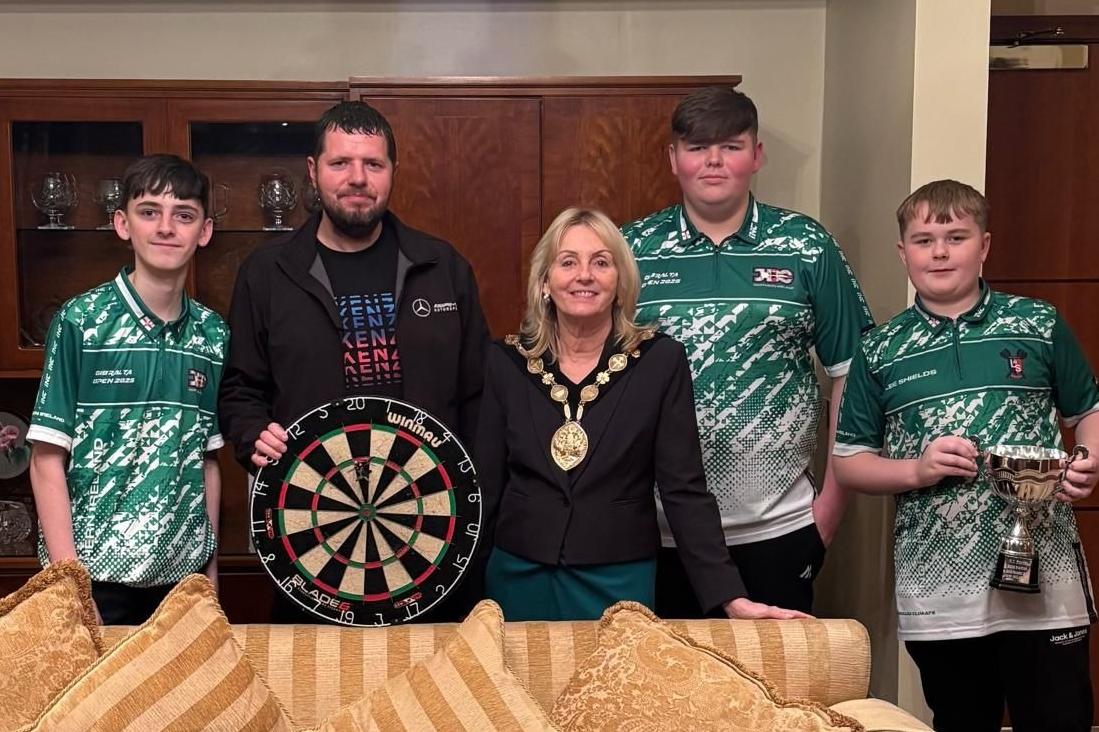 Mayor wishes young darts players best of luck