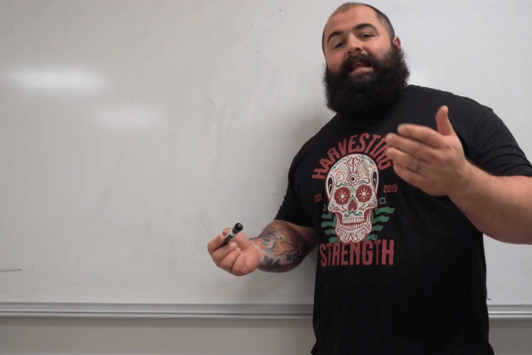 Powerlifting coach breaks down ideal back angles for heavier, safer lifts