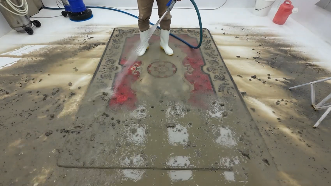 Wordt Dit Modderige Tapijt Weer Stralend Schoon?