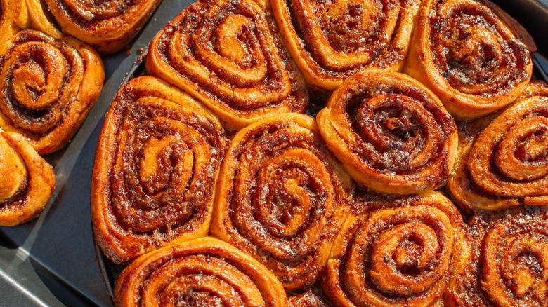 Turn Store-Bought Cinnamon Rolls Into A Cozy Apple Delight With One ...