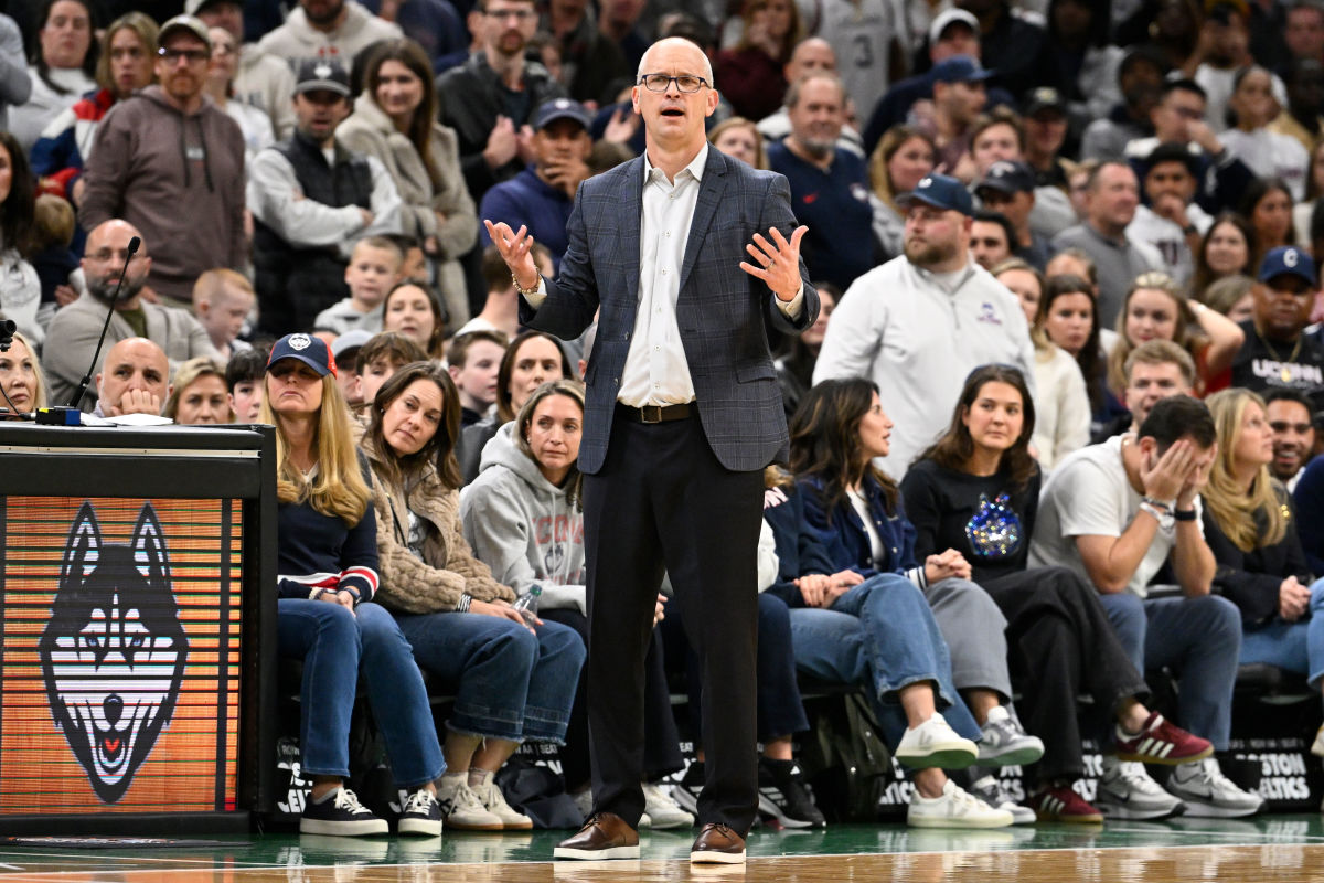 Dan Hurley's Unexpected Action In Front of Reporters After UConn's ...