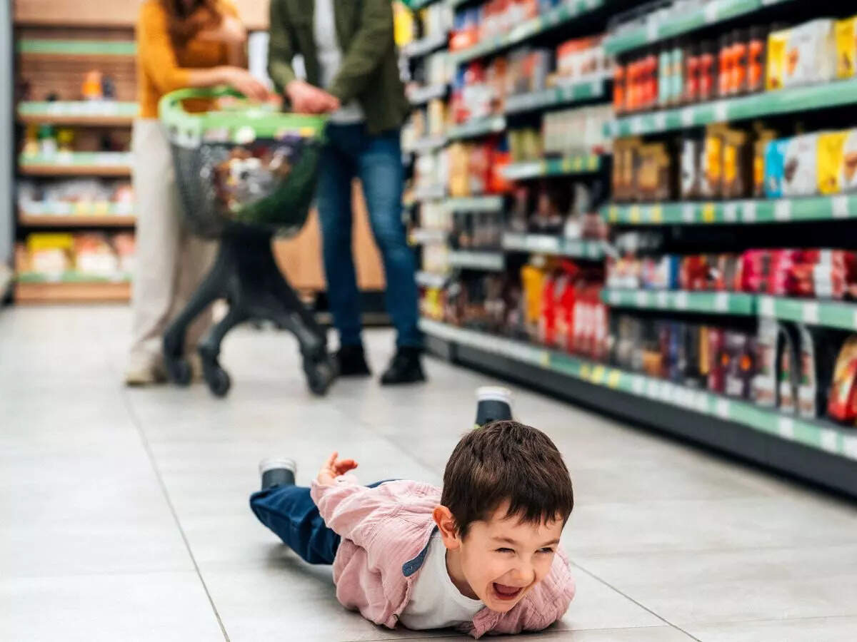Your child does this too? 5 signs of emotional distress children show ...