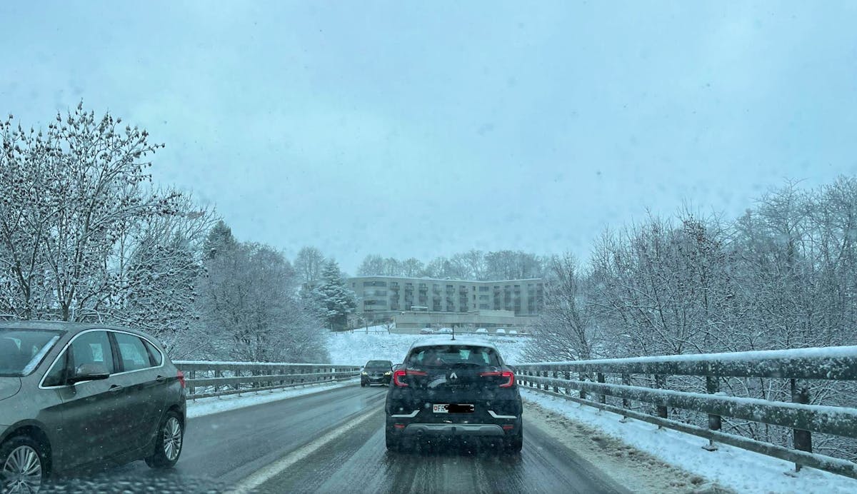 L'autoroute A12 a rouvert après la gabegie due à la neige