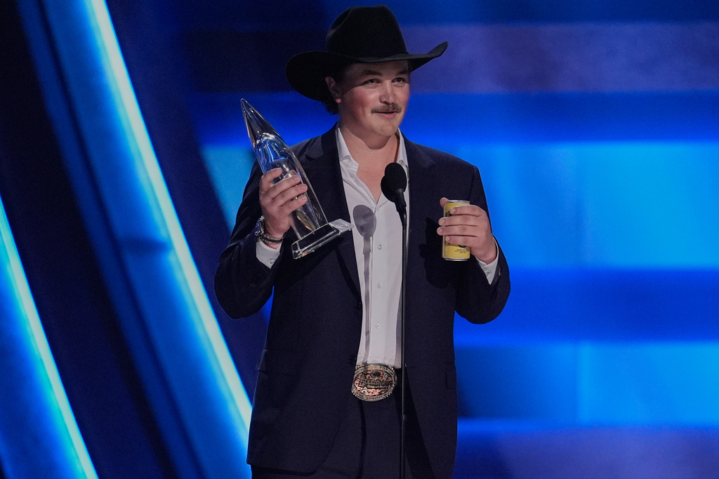 Lainey Wilson wins entertainer of the year at 2025 CMA Awards