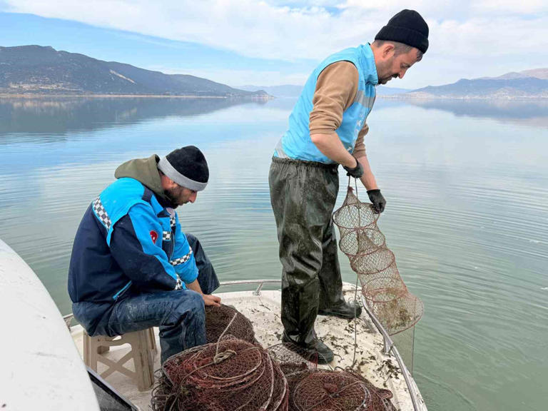 Eğirdir Gölü’nde 300 kaçak kerevit pinteri ele geçirildi
