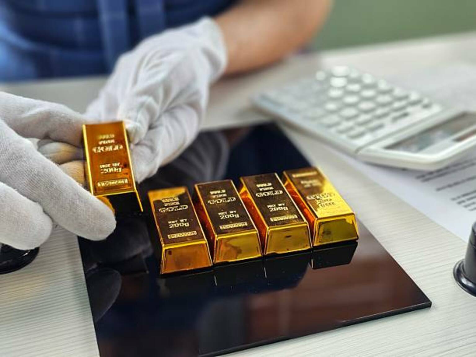 Goldman Sachs cuts year-end gold forecast by $500 on fading Fed rate ...