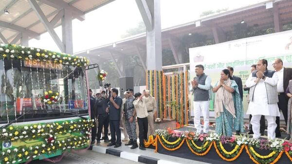 Delhi adds 40 new electric buses; Unveils a new, modernised Azadpur DTC ...