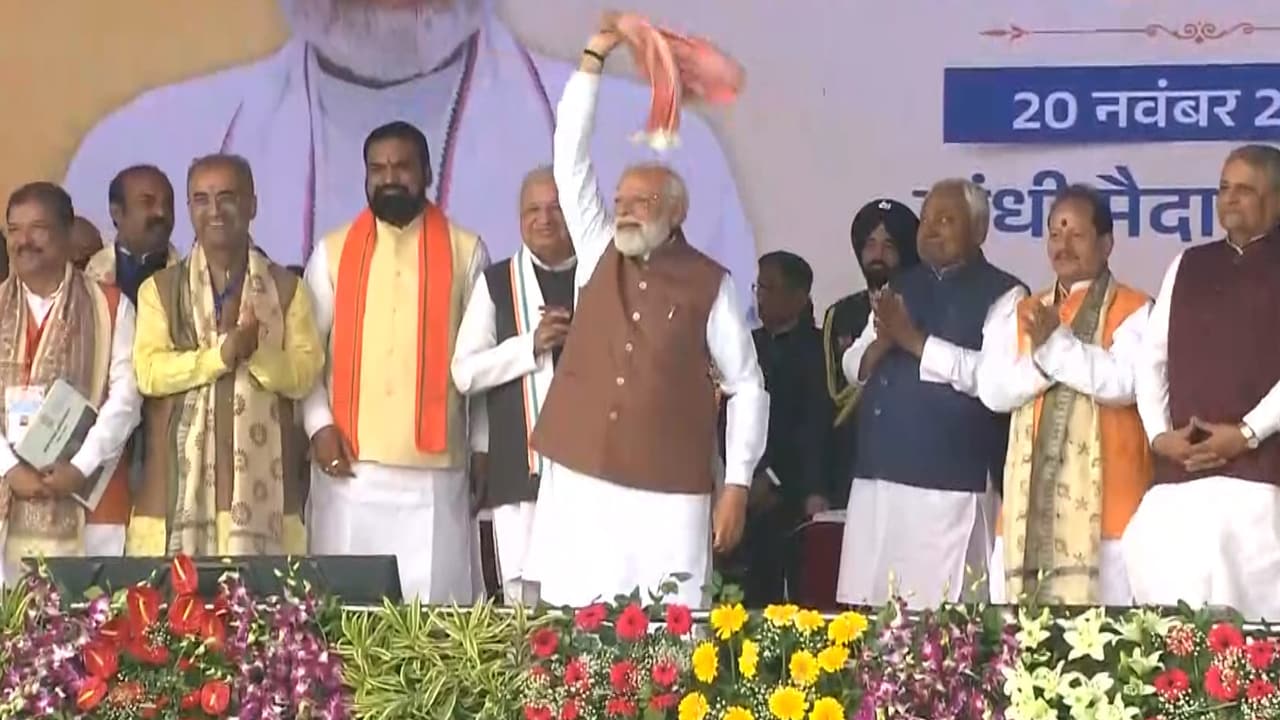 PM Modi's 'Gamcha' Sign-Off After Nitish Kumar 10.0 Oath Ceremony