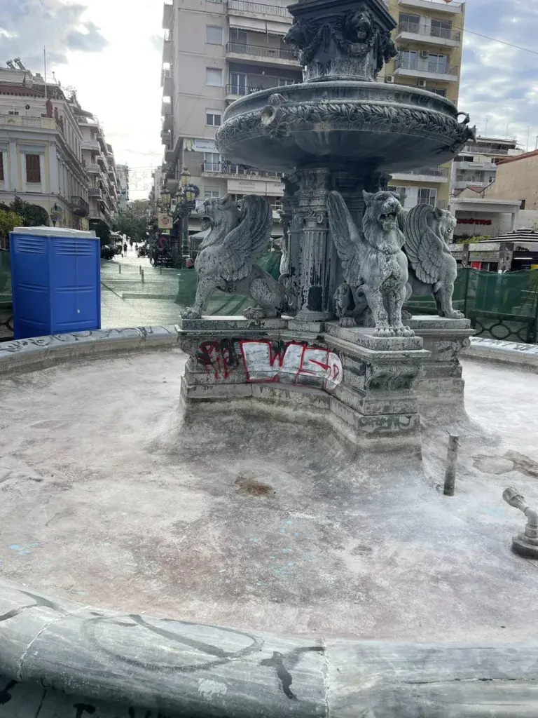 Πάτρα: Άγνωστοι πέταξαν τα προστατευτικά του σιντριβανιού για να ...
