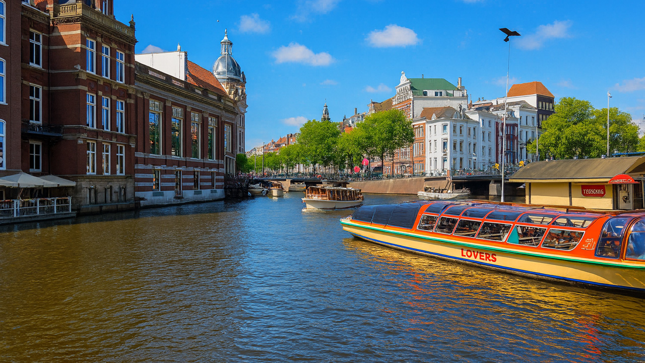 Um Passeio Tranquilo de Verão pelas Ruas de Amsterdã