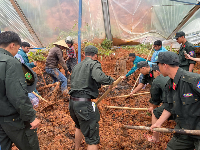 Tìm thấy người đàn ông bị đất đá vùi lấp tử vong khi làm vườn
