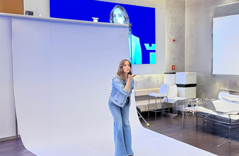 Behind the scenes: Noa Tishby and Nissim from "Kupa Rashit" in a ...