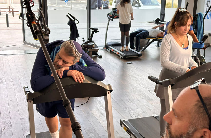 Behind the scenes: Noa Tishby and Nissim from "Kupa Rashit" in a ...