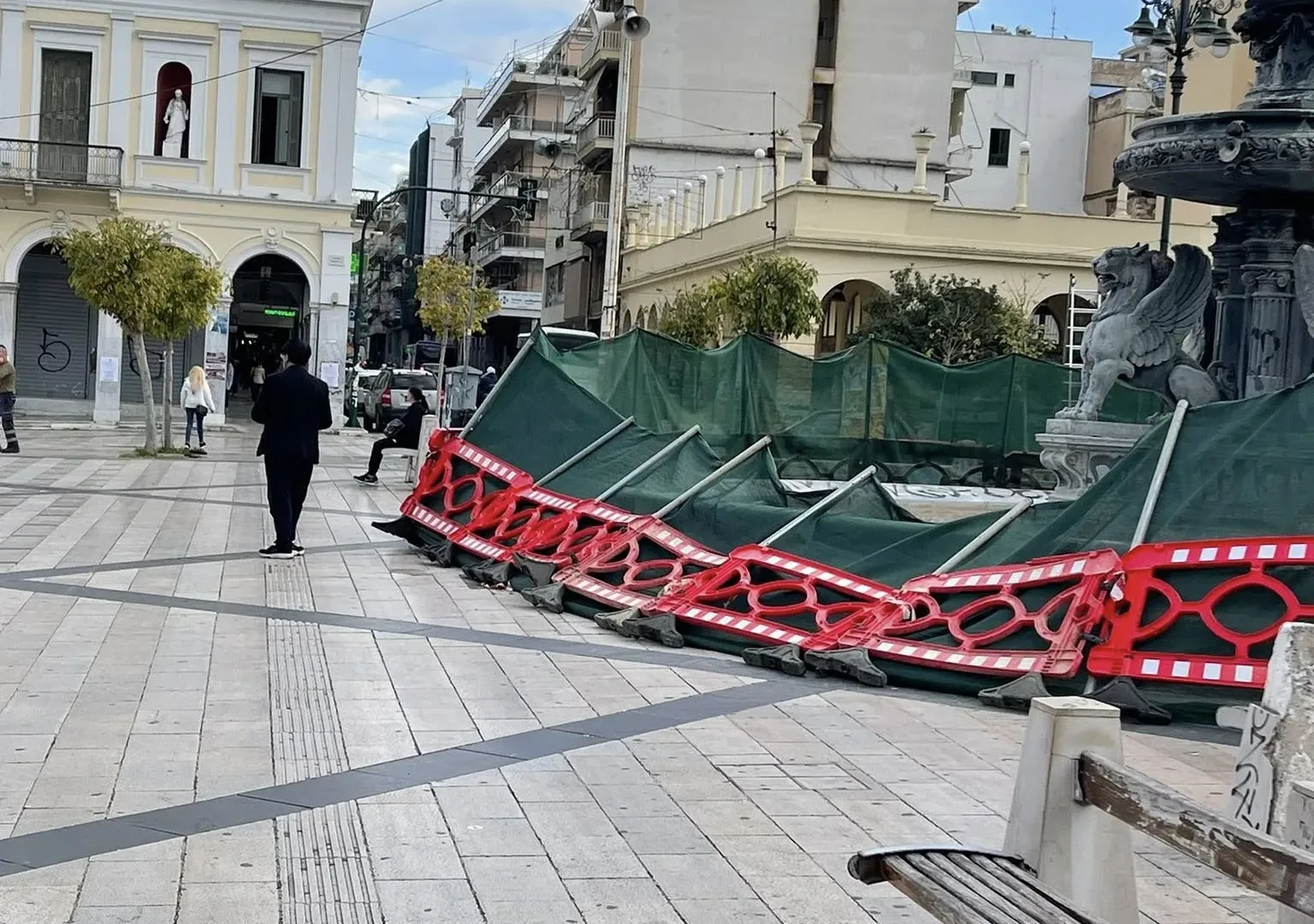 Πάτρα: Άγνωστοι πέταξαν τα προστατευτικά του σιντριβανιού για να ...