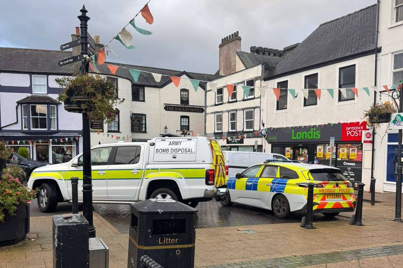 Bomb disposal team called to Welsh charity shop after 'suspicious' donation