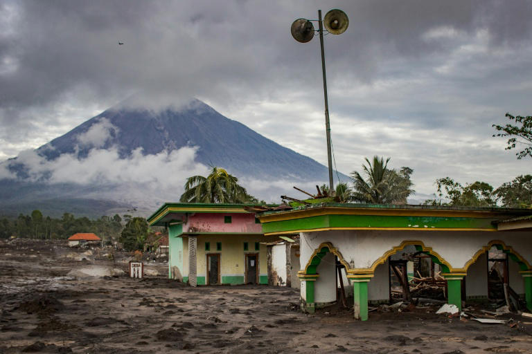 Vulkanausbruch in Indonesien: Hunderte bringen sich auf Java in Sicherheit