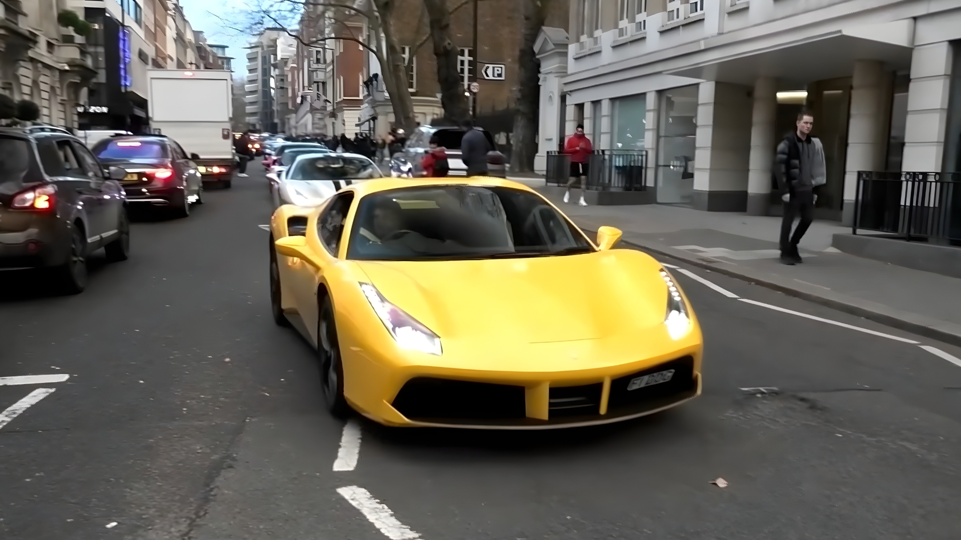 $280.000 Ferrari 488 GTB Cruising Through London