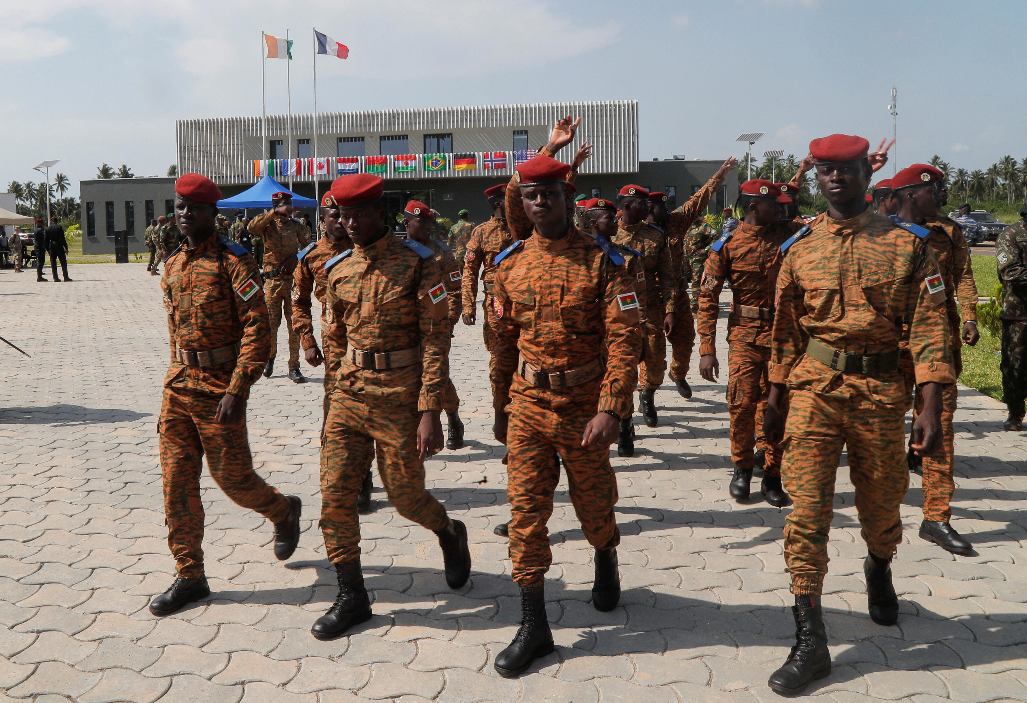 Al Qaeda-linked terrorists kill at least 10 soldiers in Niger, sources say