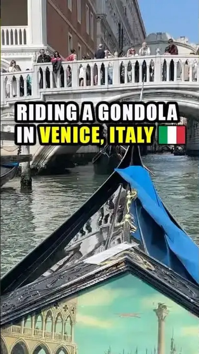 Venice gondola ride: Bridge of Sighs tour
