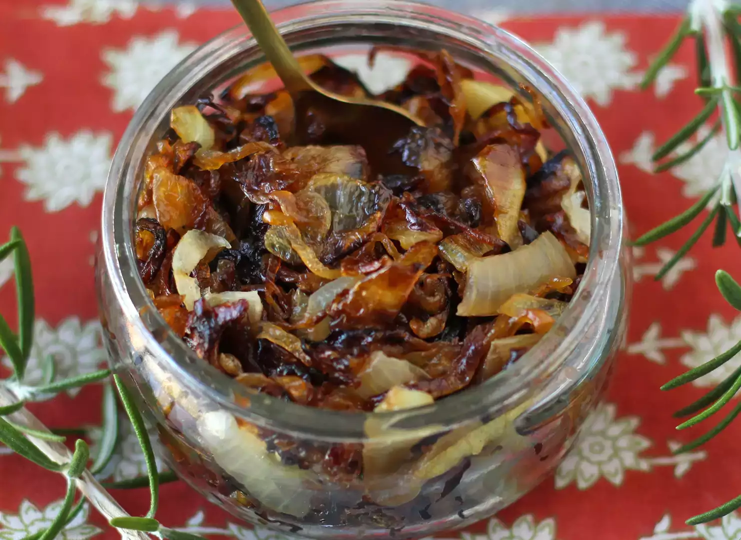 Gekonfijte ui: eenvoudig, elegant en perfect bij vlees en kaas