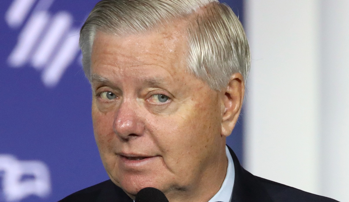 Lindsey Graham tells Trump to "finish off" Venezuelan leader Maduro ...