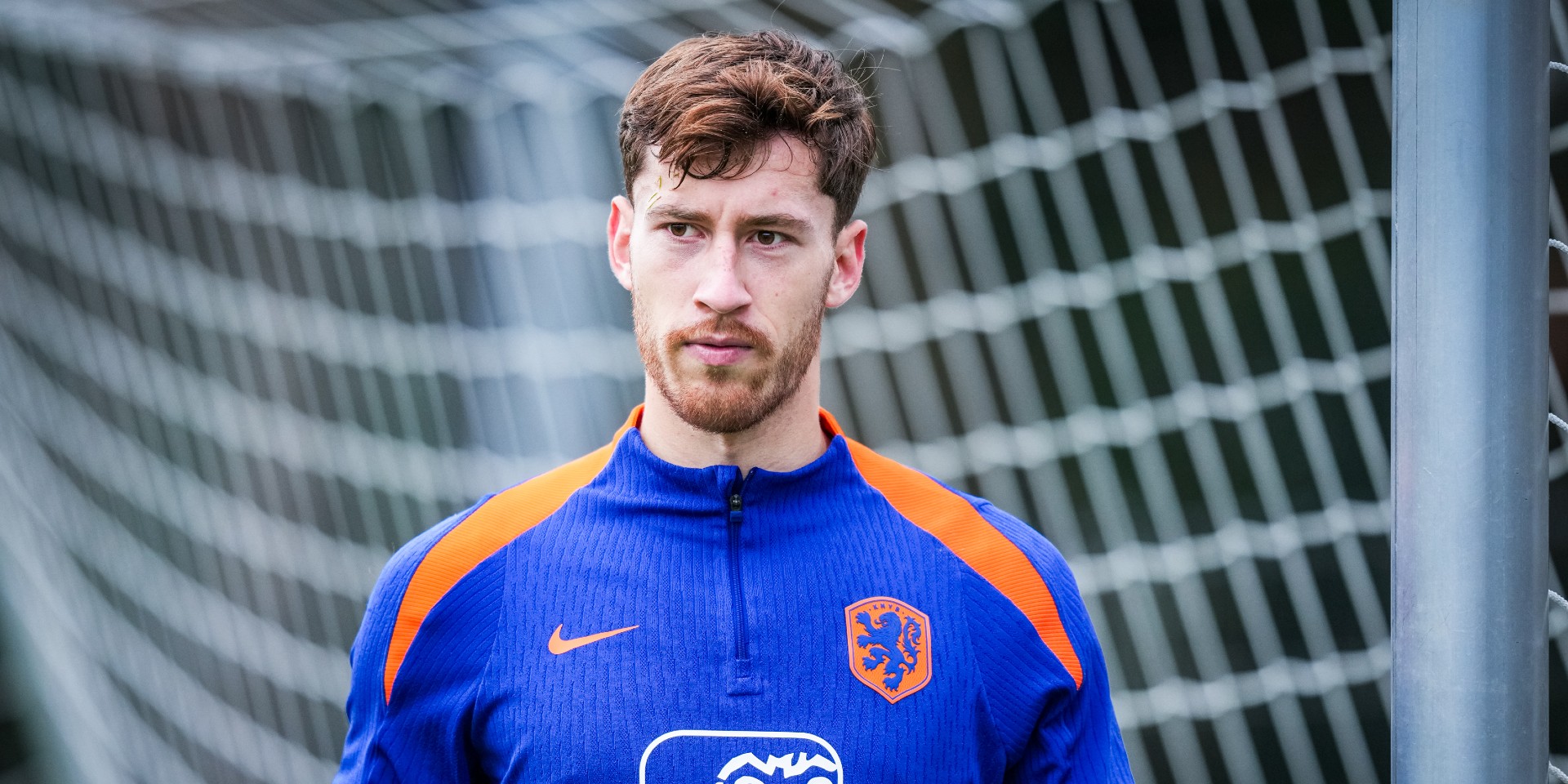 Oranje-speler overhandigt vlak na interlands cheque van 25.000 euro aan ...