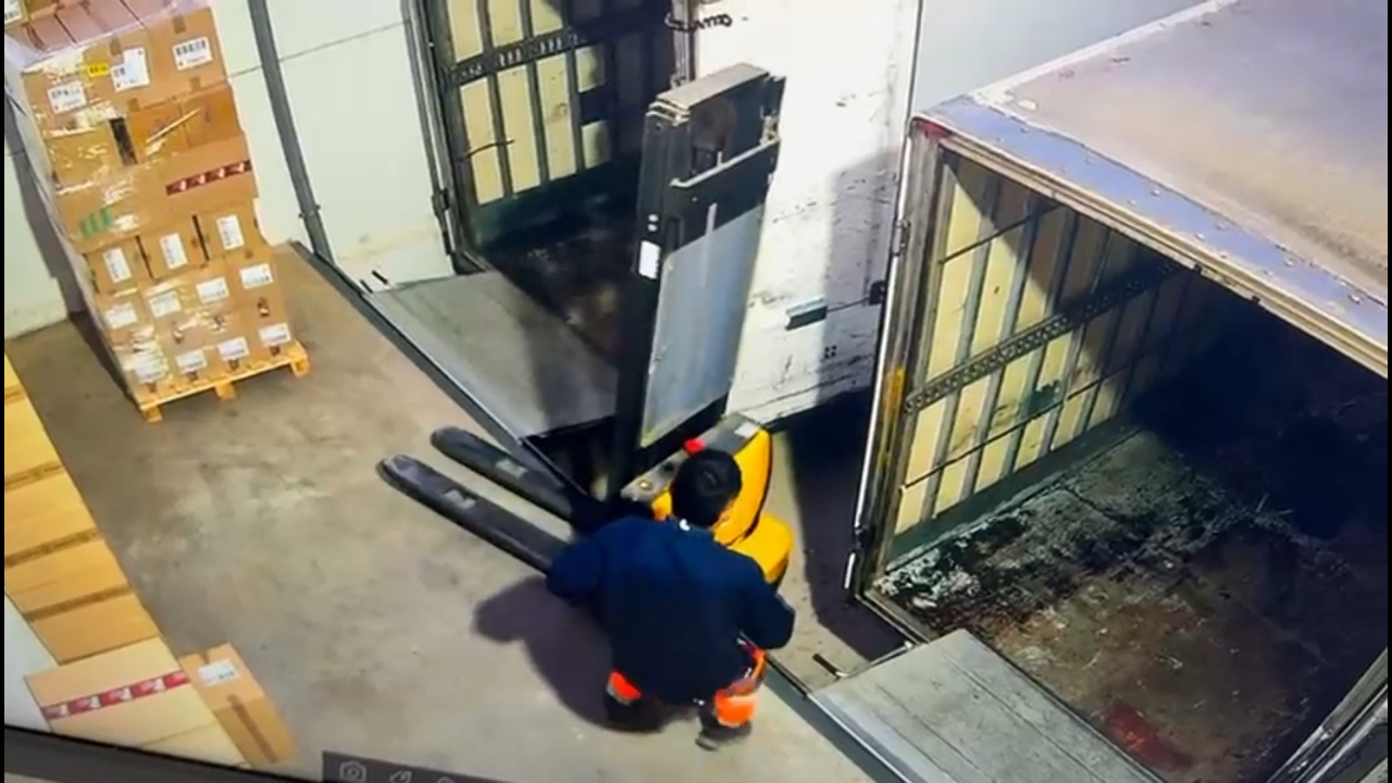 Electric pallet jack falls while loading into truck in Ciudad Real, Spain