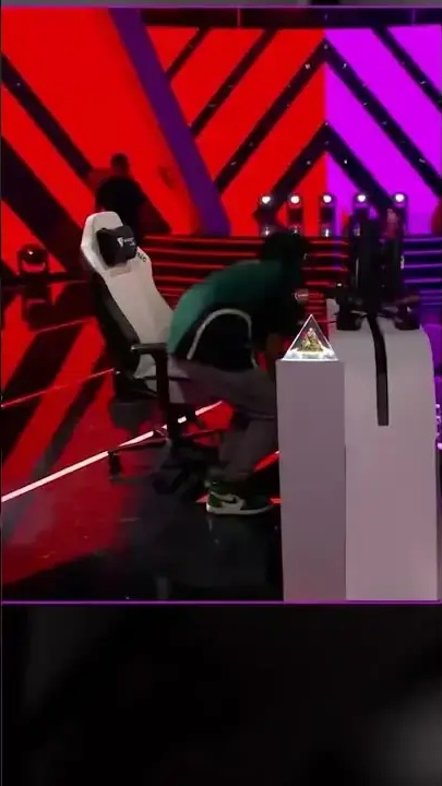 Street Fighter pro Punk celebrates too soon and loses!