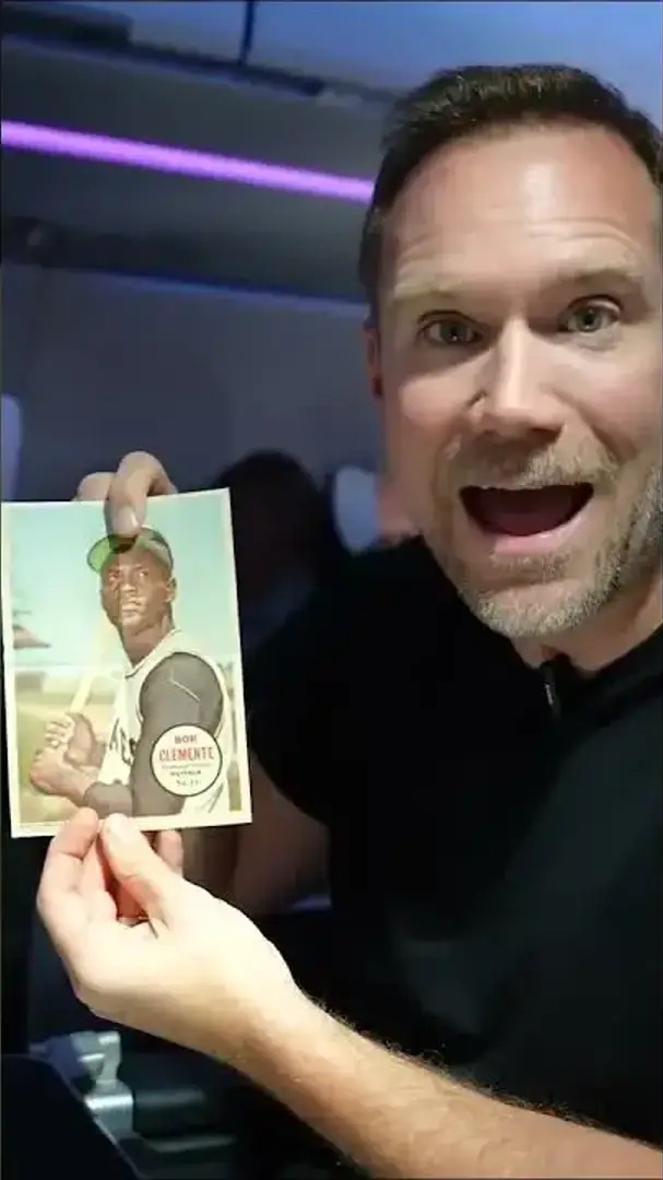 Pulling a rare 1967 Topps Roberto Clemente poster insert!