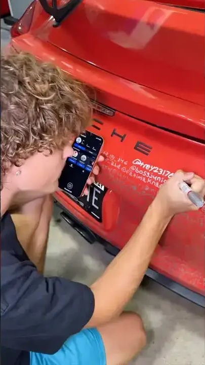 Drawing names on a Porsche GT4