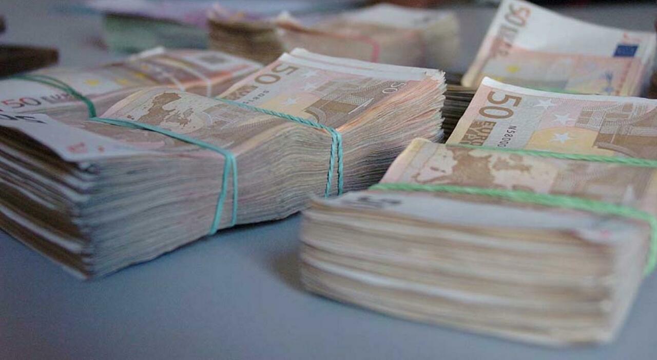 Tassa sui contanti: «Bollo di 500 euro per importi fino a 10mila». Cosa ...