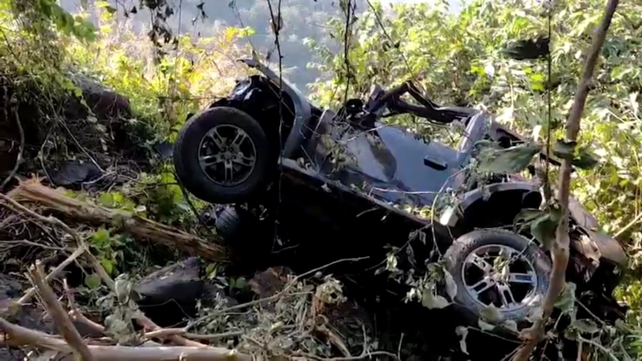 6 feared dead after car falls into 500-feet gorge in Maharashtra's Raigad