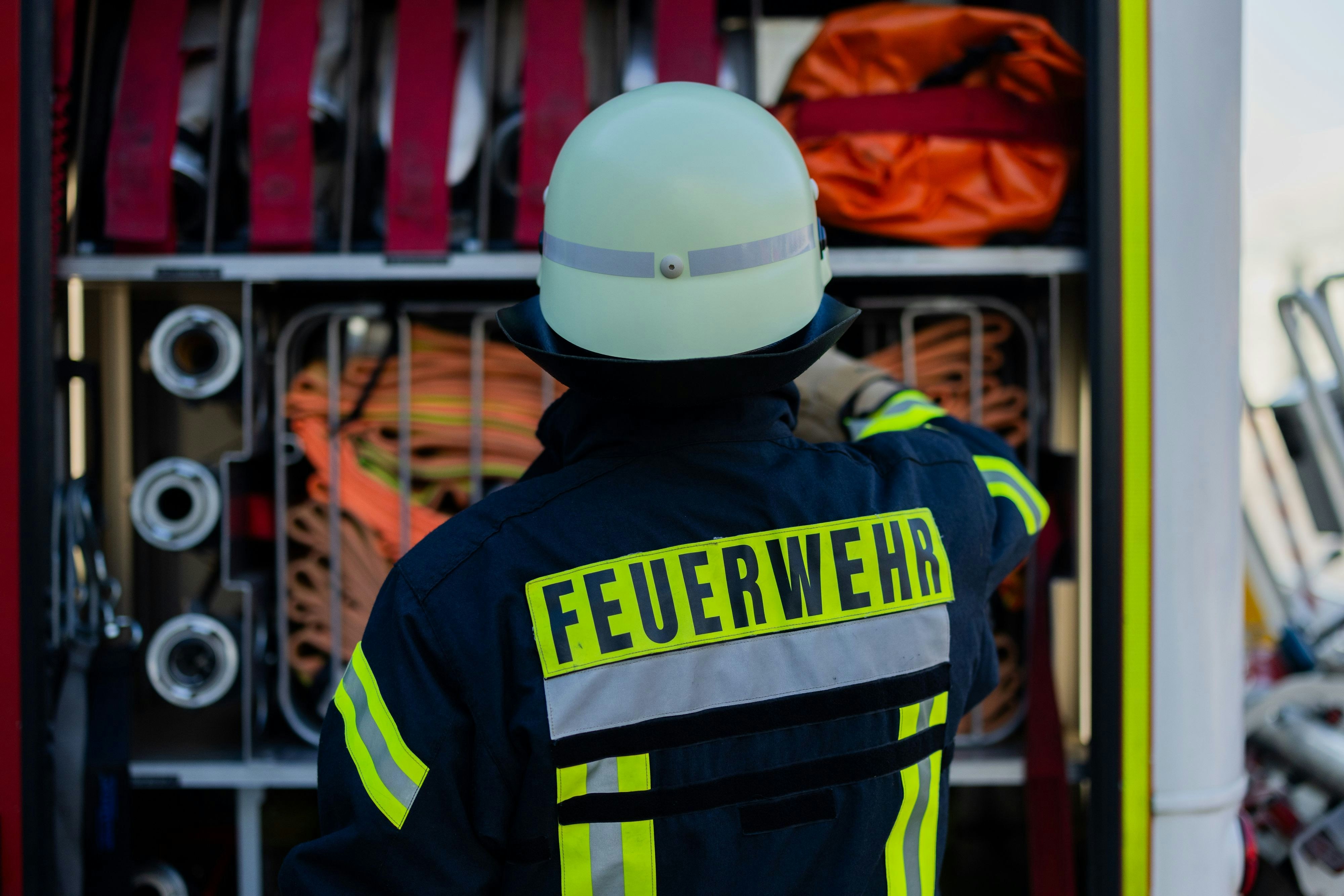 Feuer-Alarm in Hubbelrath: Anbau von Wohnhaus in Vollbrand – Großeinsatz