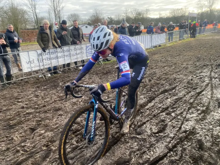 'Op z'n vroegst'; Puck Pieterse licht tipje van de sluier op over haar terugkeer in het veld