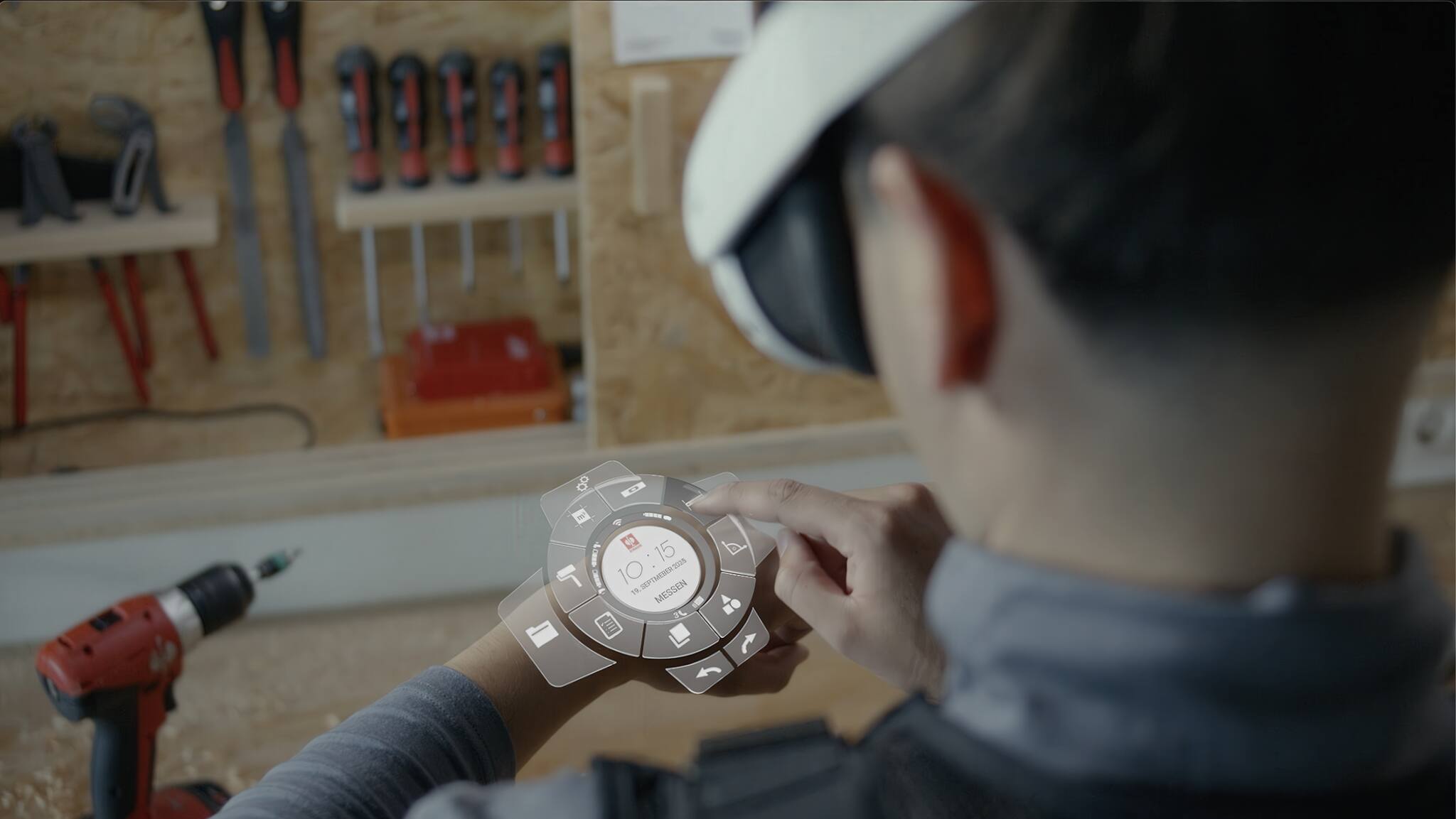 Handwerker mit digitaler Werkzeugbrille: Strauss präsentiert App und ...