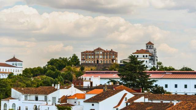 La calle de España que se ha convertido en la meca del jamón ibérico ...