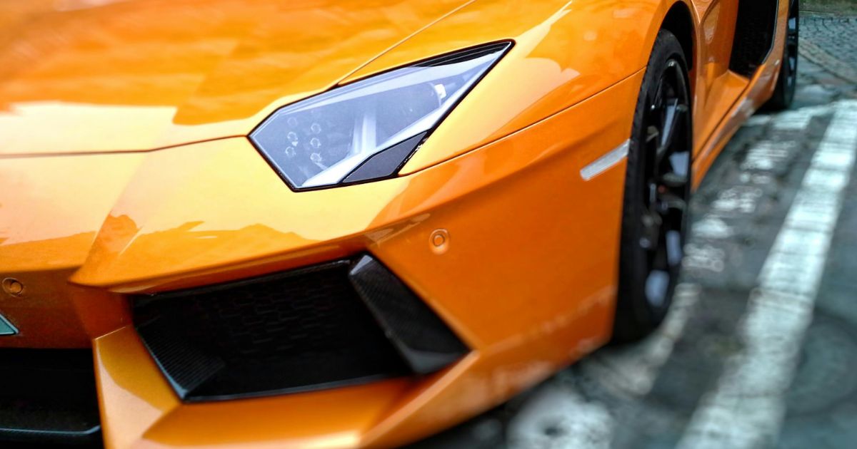 Un élu municipal s'est incrusté dans une Lamborghini de mariage