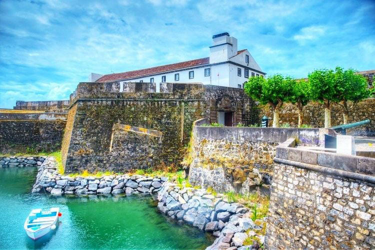 Le fort de São Bras à Ponta Delgada : gardien silencieux et symbole de résistance