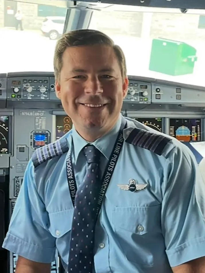 Pilot and healthy dad of 3 whose teen son found him dead in bathroom of ...