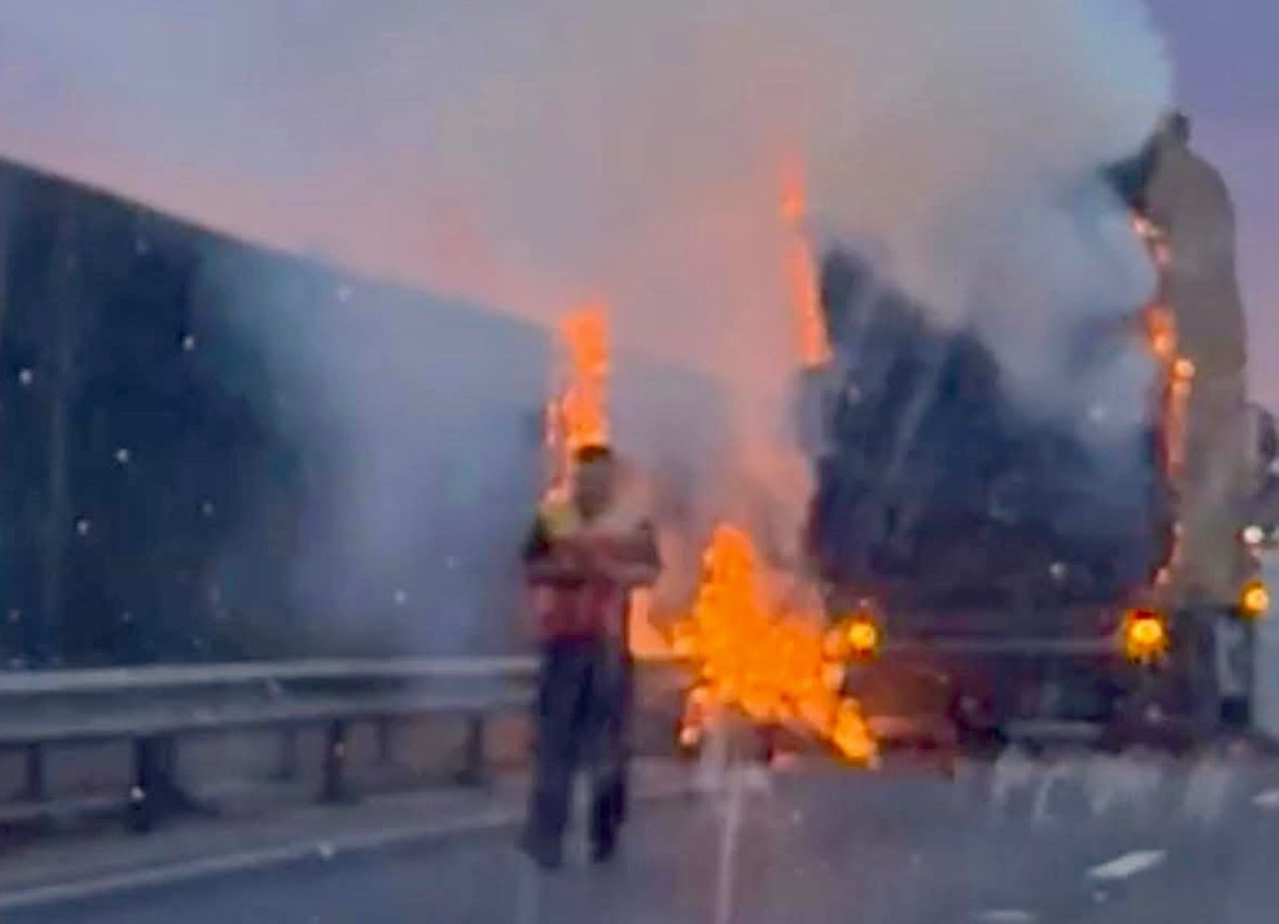 Lorry driver calmly escapes blazing hay fire on M4
