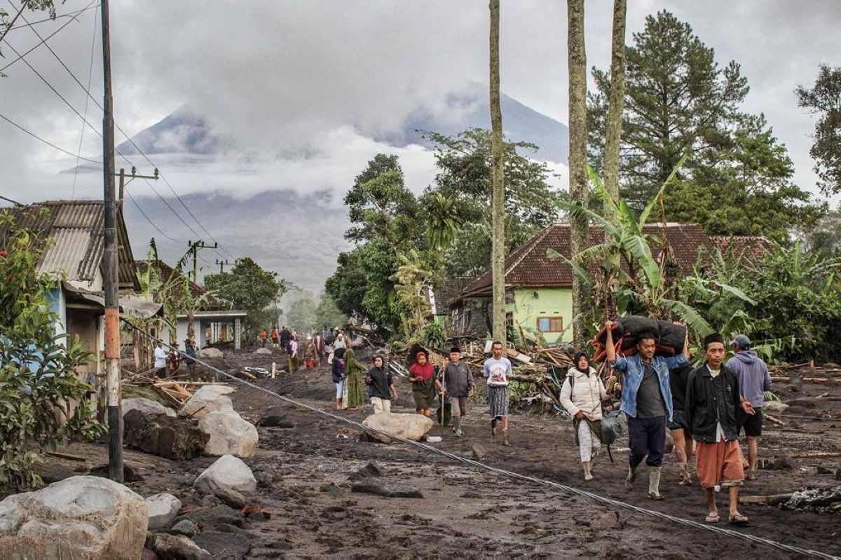 Eruption forces rescue of over 170 climbers on Indonesian volcano