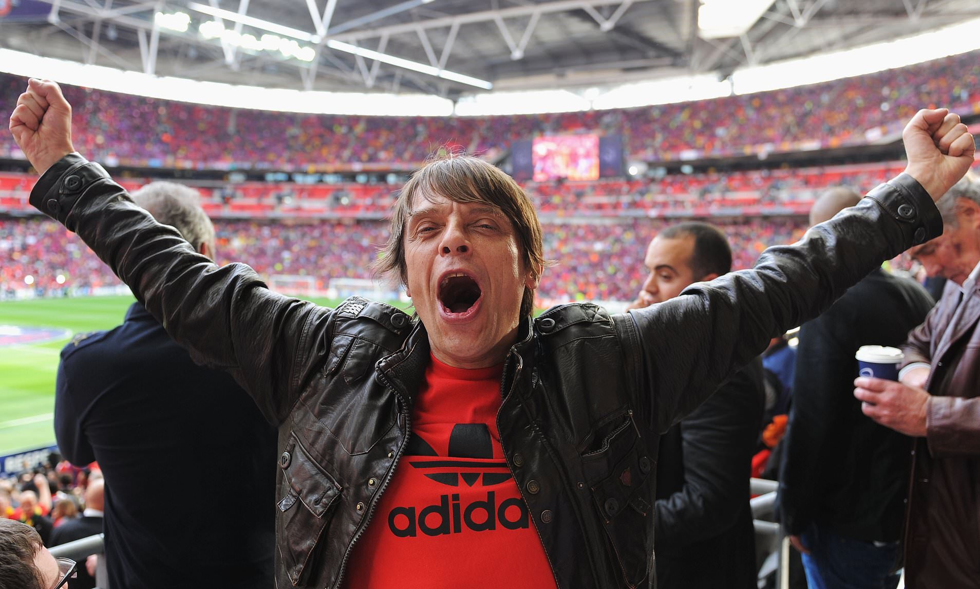 Man United pay moving tribute to Stone Roses bassist - and 'lifelong ...