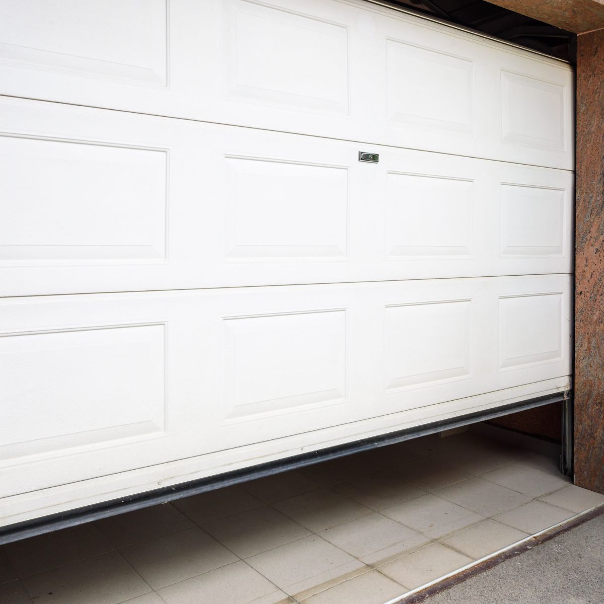 Garage door maintenance tips every homeowner should know