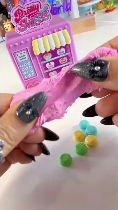 Pretty Sweets Molly macaron toy vending machine ASMR