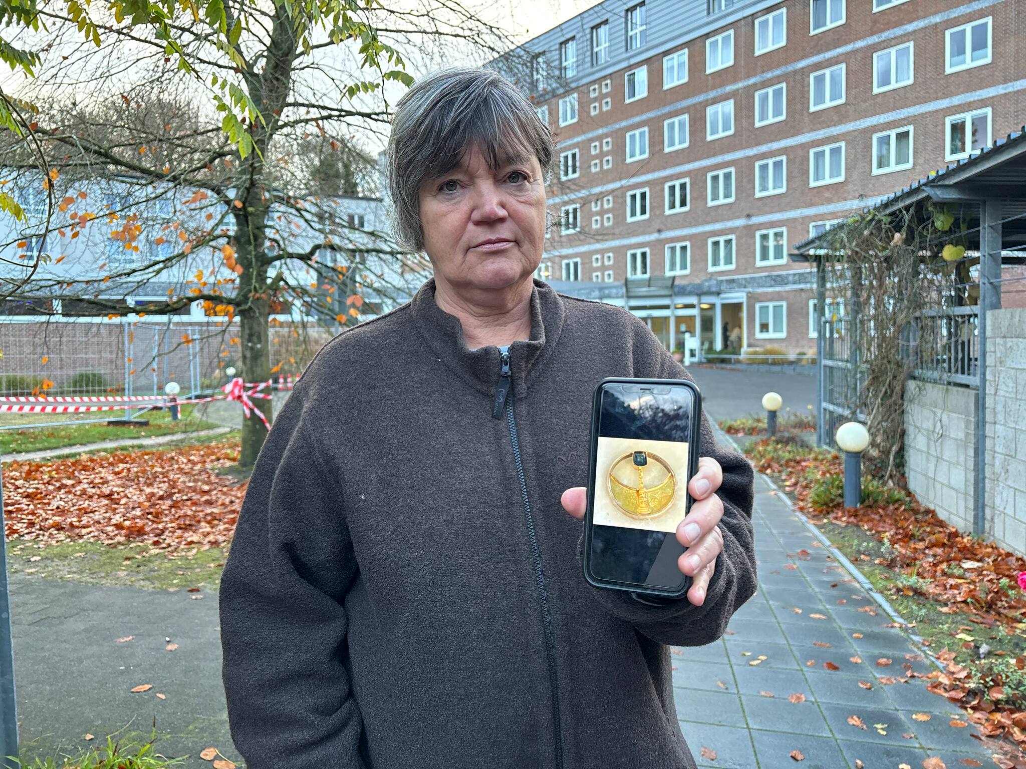 „Als hätte ich ihn noch einmal verloren“: Witwe sucht Kette mit Asche ...