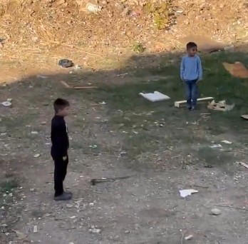 AFAD’ın siren testi sırasında çocuklar esas duruşa geçti