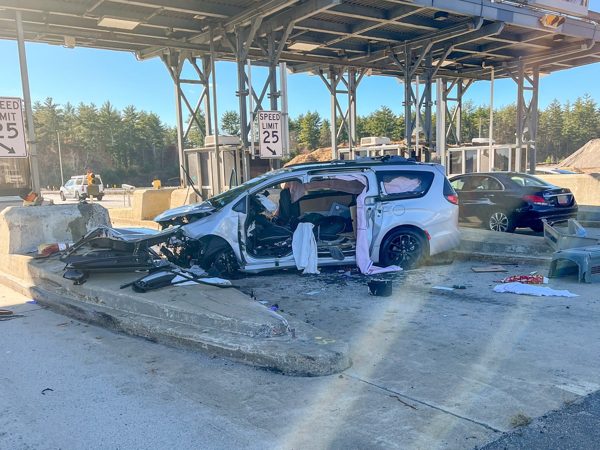 2 people seriously injured, 2 dogs killed as minivan slams into N.H ...